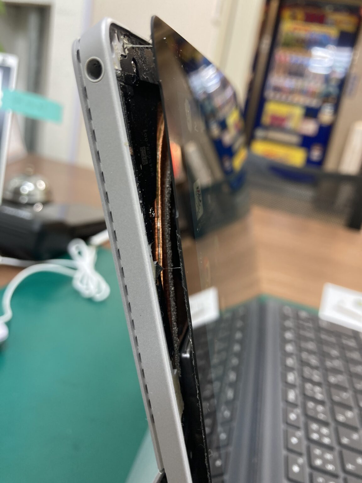 SurfacePro4バッテリー膨張での画面浮き修理 | スマホ修理の【SkillOne】スキルワン | スマホ修理の【SkillOne】スキルワン